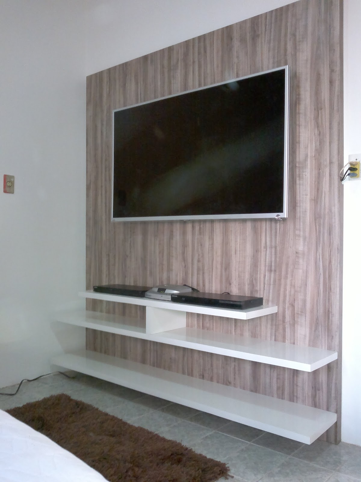 Rafael Pro-Móveis: lindo painel para TV simples e moderno